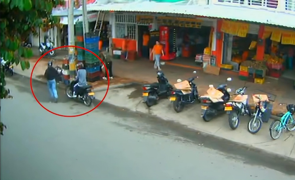 Este Es El Momento En Que Sicarios Atacan A Dos Hombres En Un Fruver De