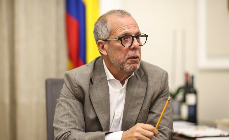 Procuraduría suspende al embajador Alfredo Saade por participación en ...