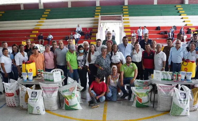 Entregan primeros kits de Valle Agro5 a agricultores de la zona rural ...